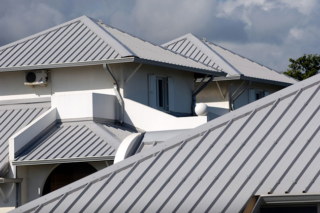 What Roof Is Right For You? Pros and Cons of Aluminum Roofing ...
